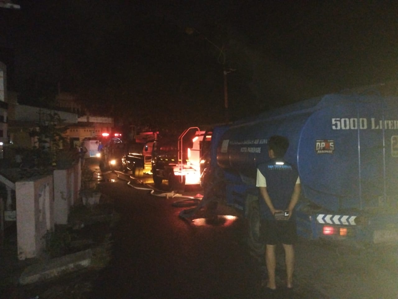 Mobil Tangki PAM Tirta Karajae Bantu Suplai Air untuk Damkar Padamkan ...